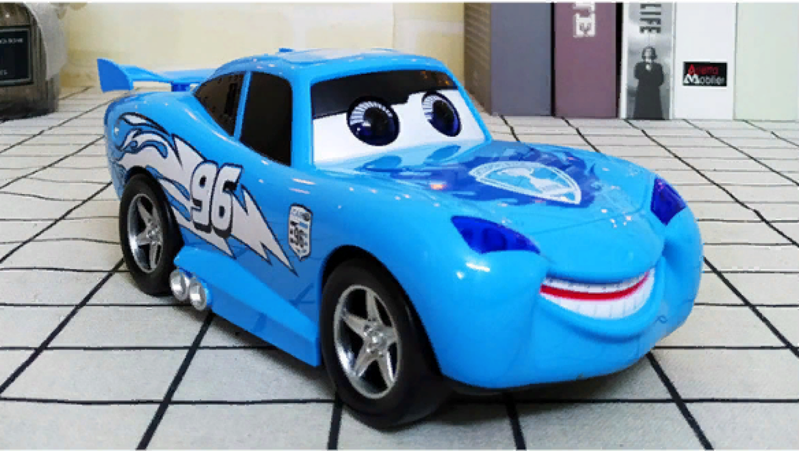 Копилка машинка MyPads Молния Маккуин синяя с подсветкой и звуком для детей от 2 до 10 лет