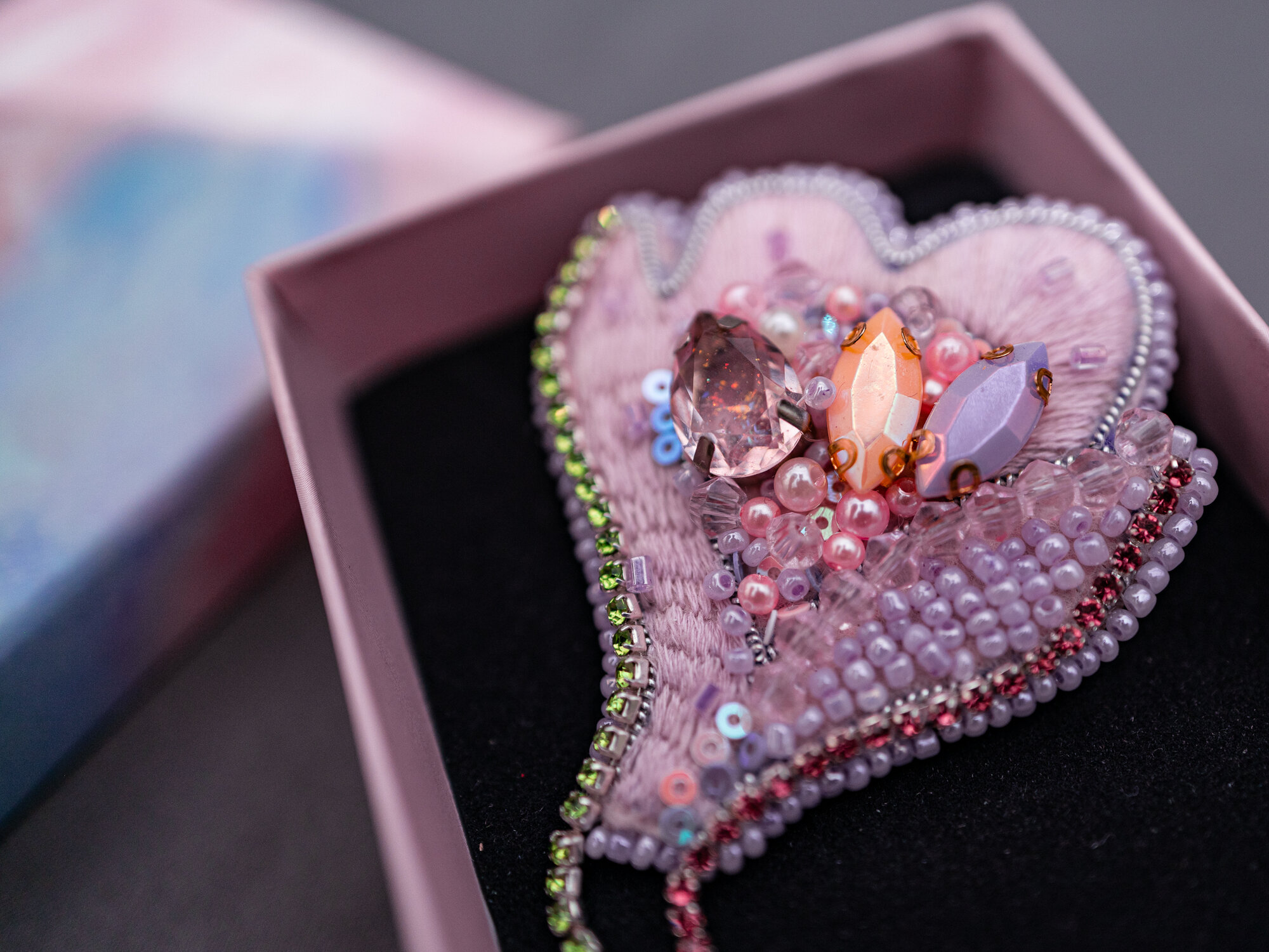 Брошь, стекло, бисер, стразы