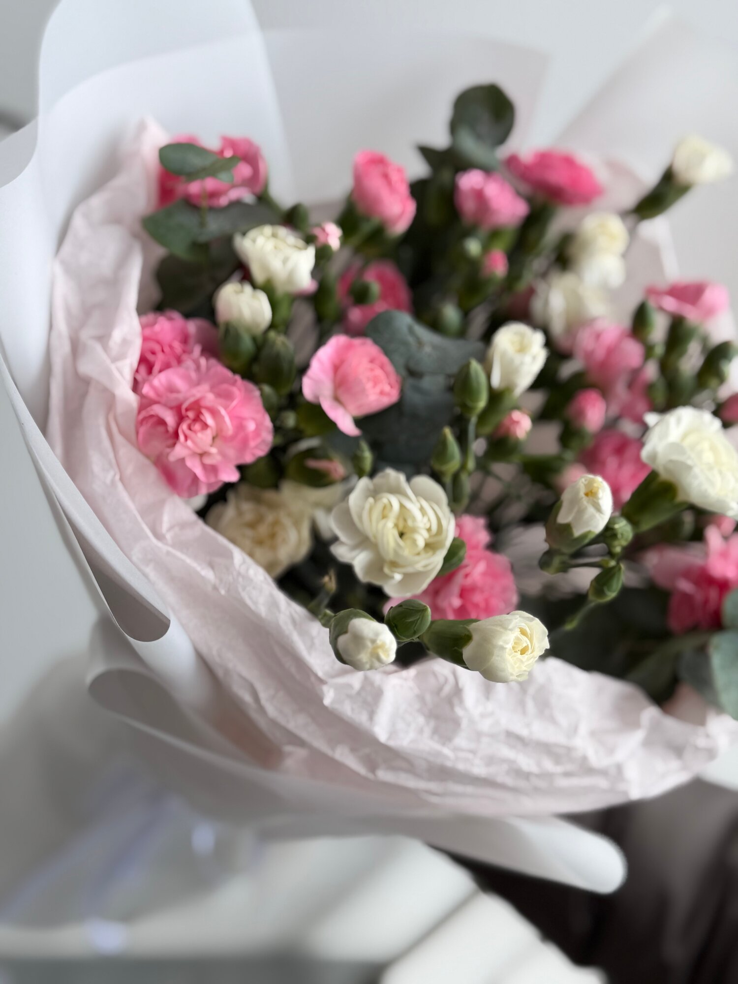 Букет Дзынь-Дзынь «ШУМ цветов» гвоздика кустовая , эвкалипт , нежная гамма