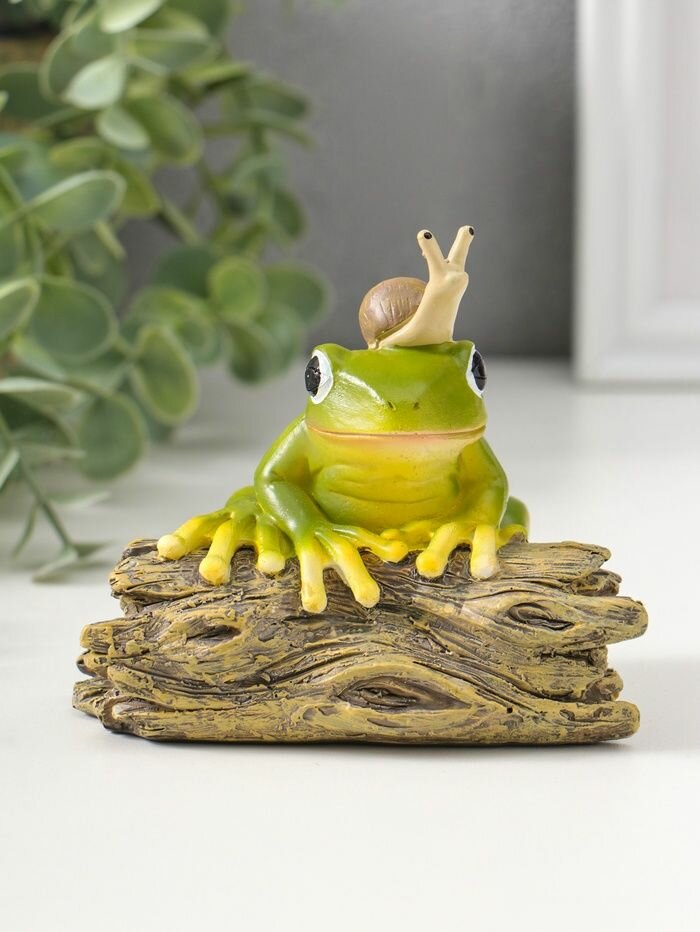 Фигурка полистоун Лягушонок на коряге с улиткой на голове , 9.5 см