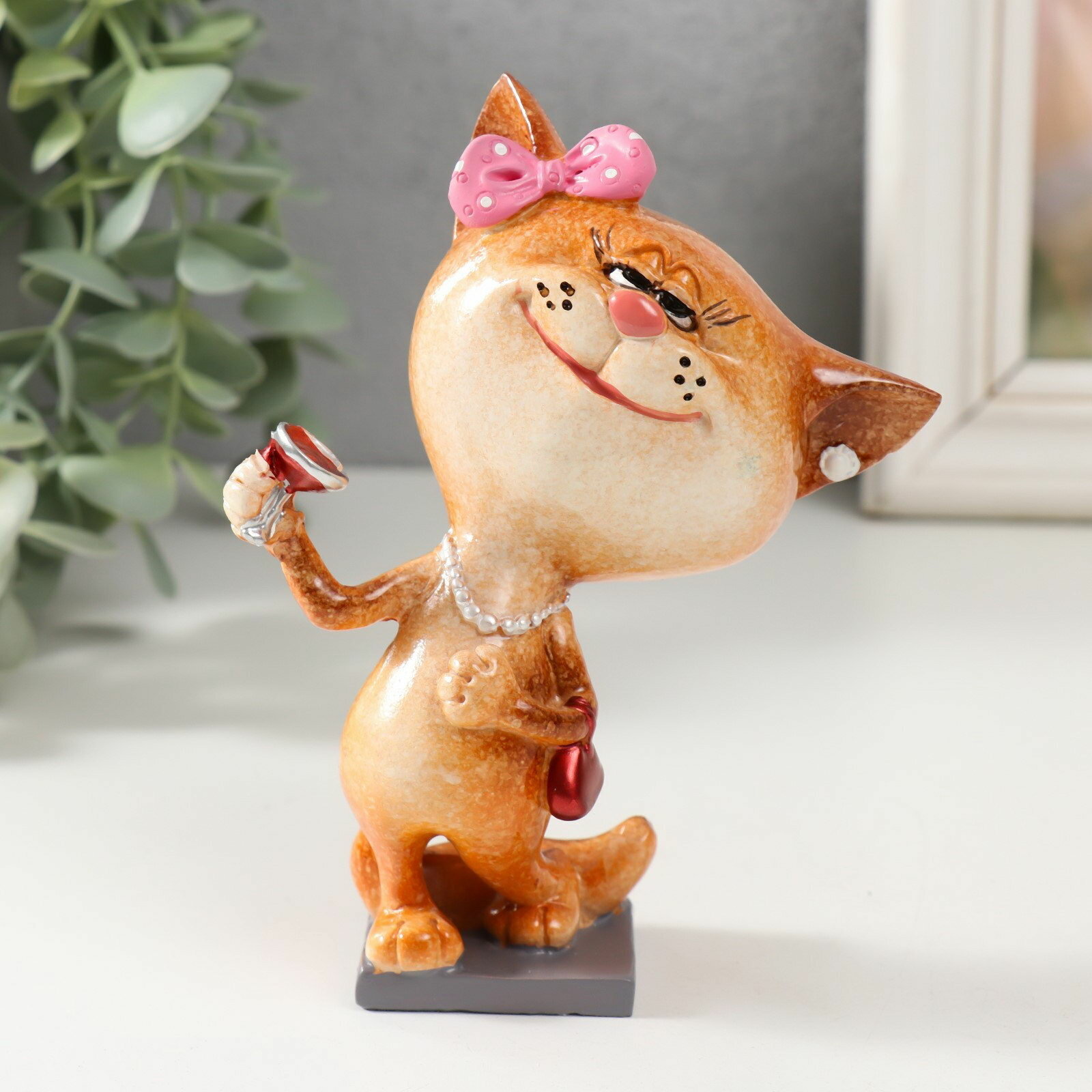 Фигурка полистоун лак "Кошечка с бокалом", 8.3x6.2x13.8 см, тематика праздника: 8 марта