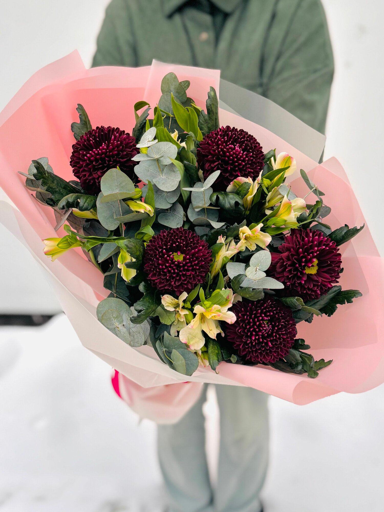 Букет из хризантем и альстромерий в стильной упаковке