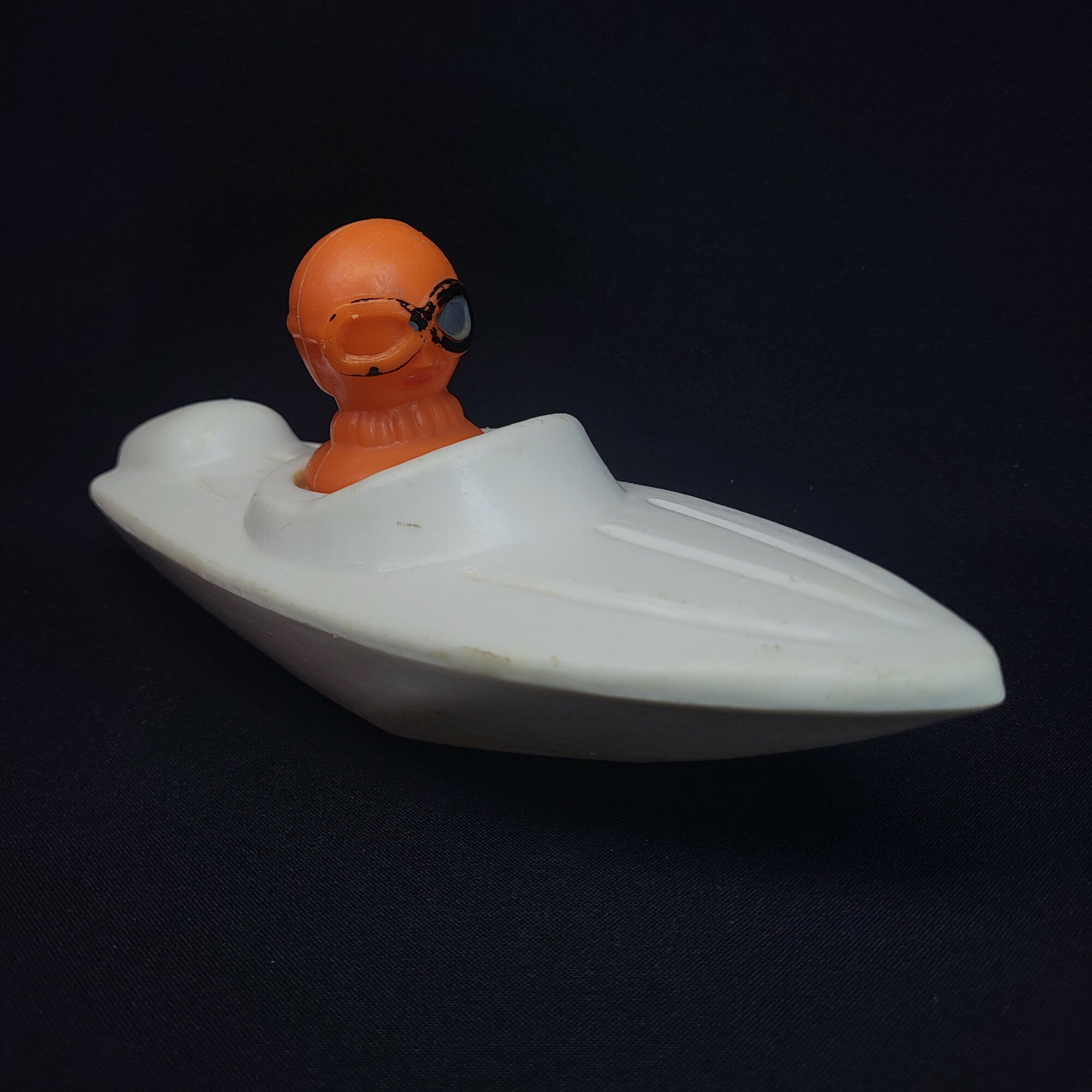 Винтажная игрушка ссср. Пластиковый катер с фигуркой пловца в очках, для коллекции и декора