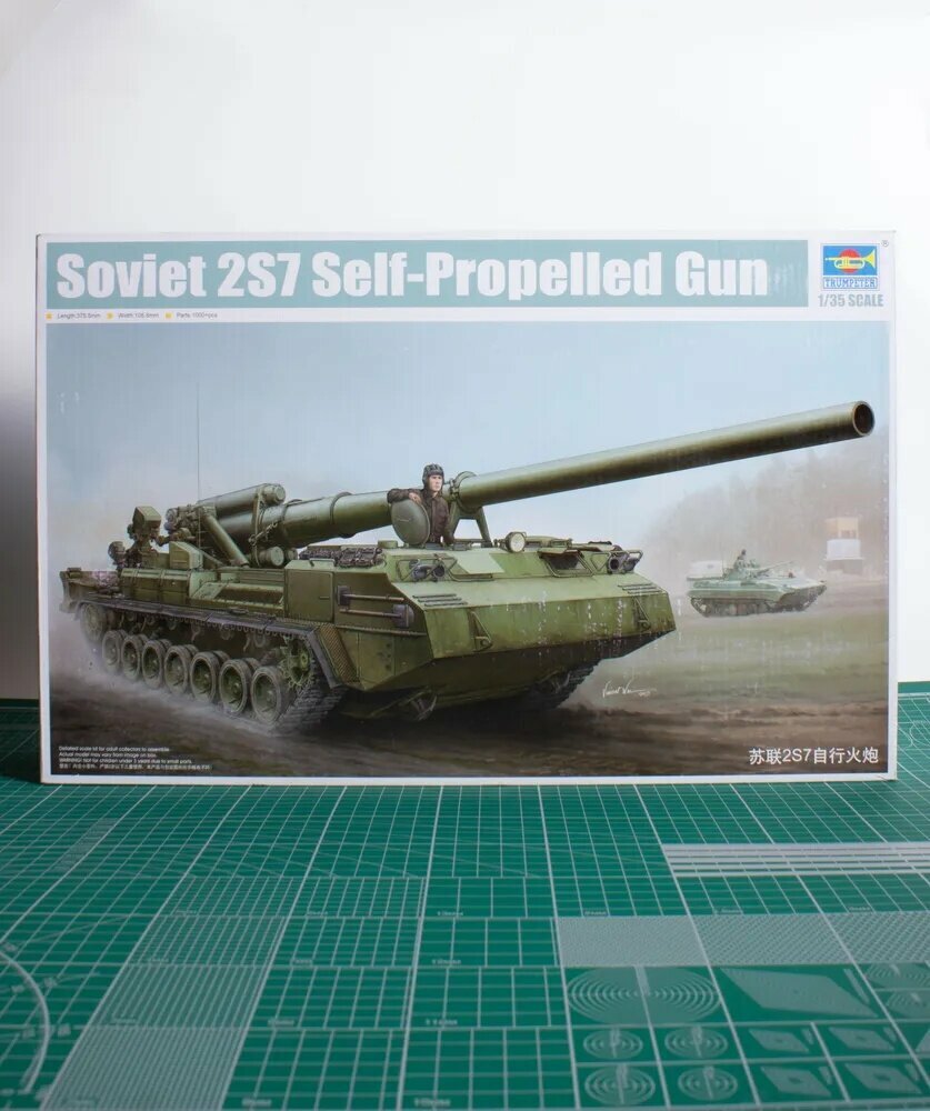 Trumpeter/05593 Сборная модель Советская 203-мм САУ 2С7 "Пион"