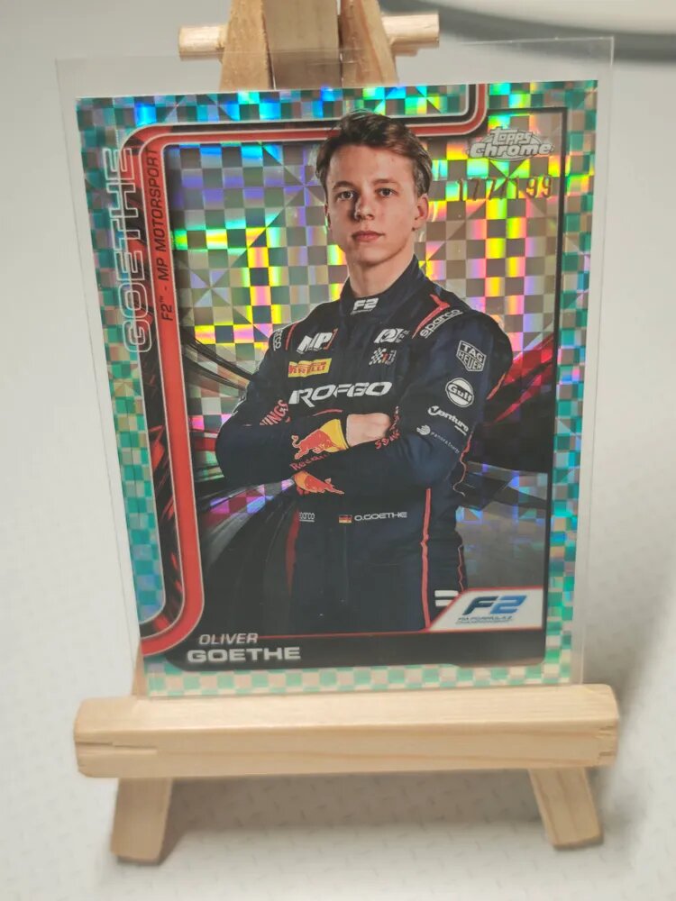 Коллекционная карточка Topps Chrome F1 с номером гоночного автомобиля