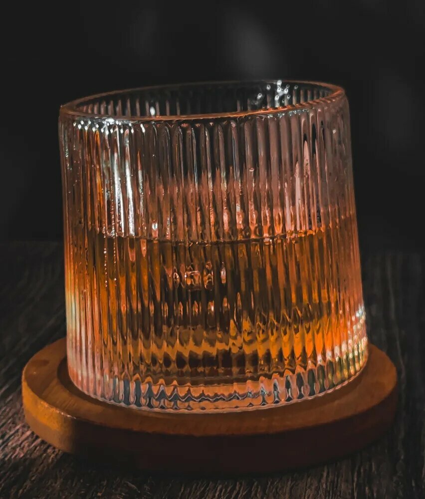 Танцующий стакан для виски на деревянной подставке, подарочная упаковка