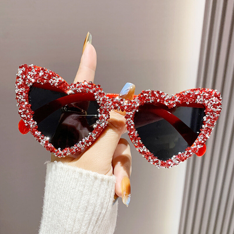 20262025 Оригинальные европейские и американские новые солнцезащитные очки в форме сердца с бриллиантами для женщин, милые очки в форме кошачьего глаза, солнцезащитные очки для выпускного
