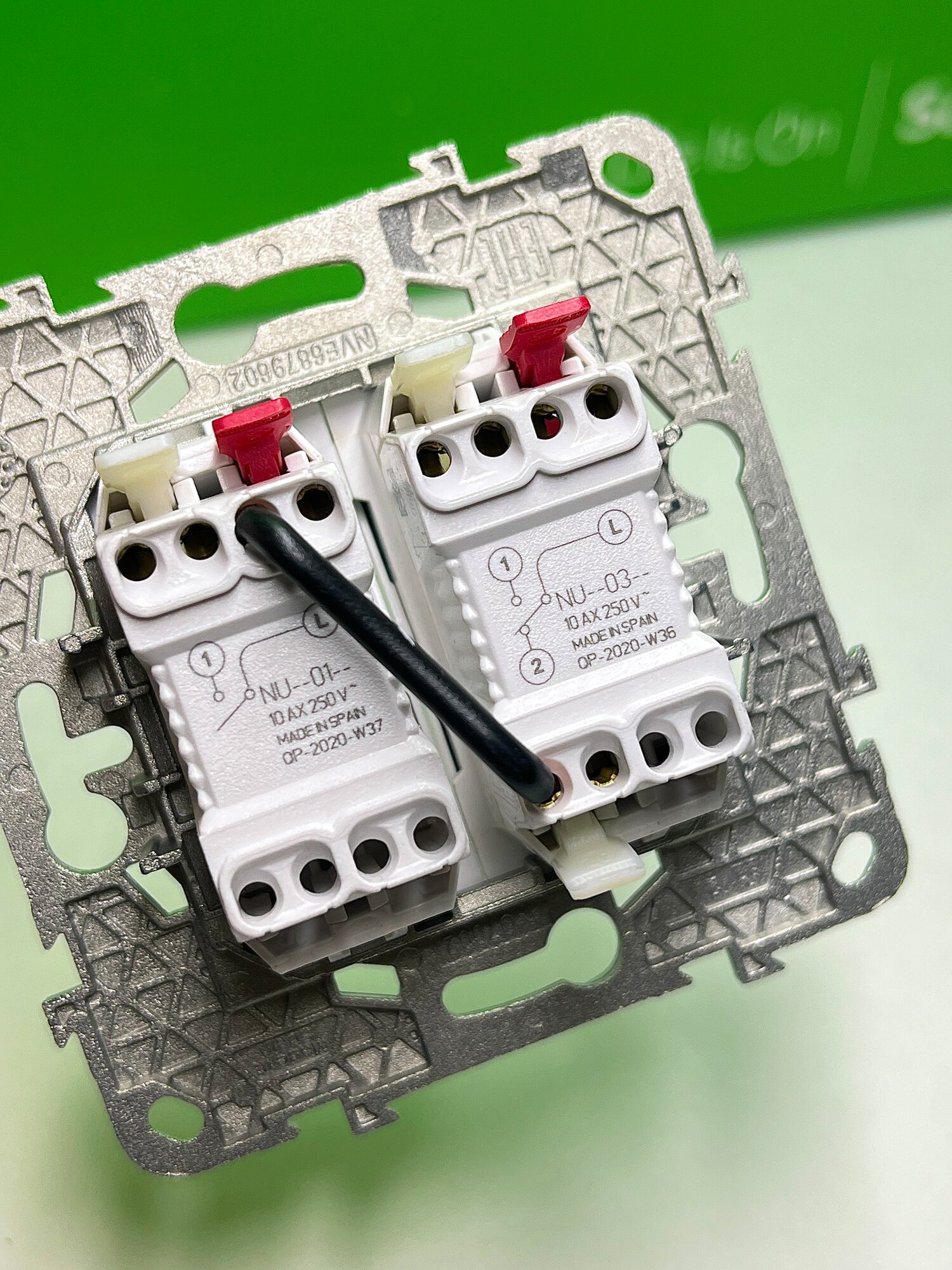 Выключатель кнопочный "Не беспокоить-убрать номер" белый Schneider Electric NU521718 Unica New