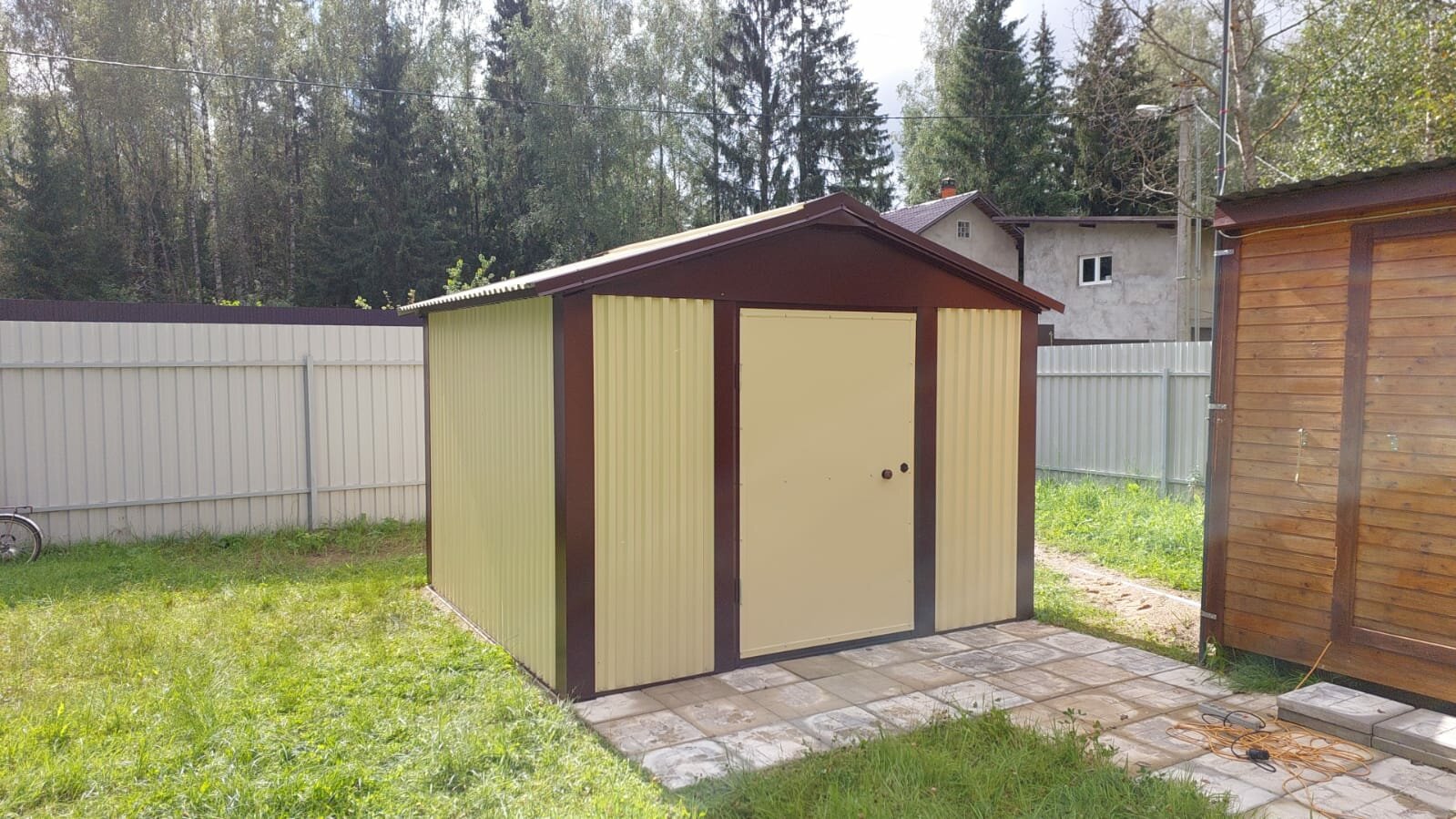 Хозблок со сборкой ширина 3,07м глубина 2,85м, дверь шириной 1,2м, высотой 1,9м, без пола.