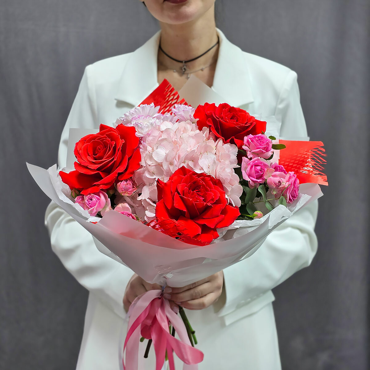 Букет Талисман Флора, алые французские розы и гортензии, 7 цветов, 40 см