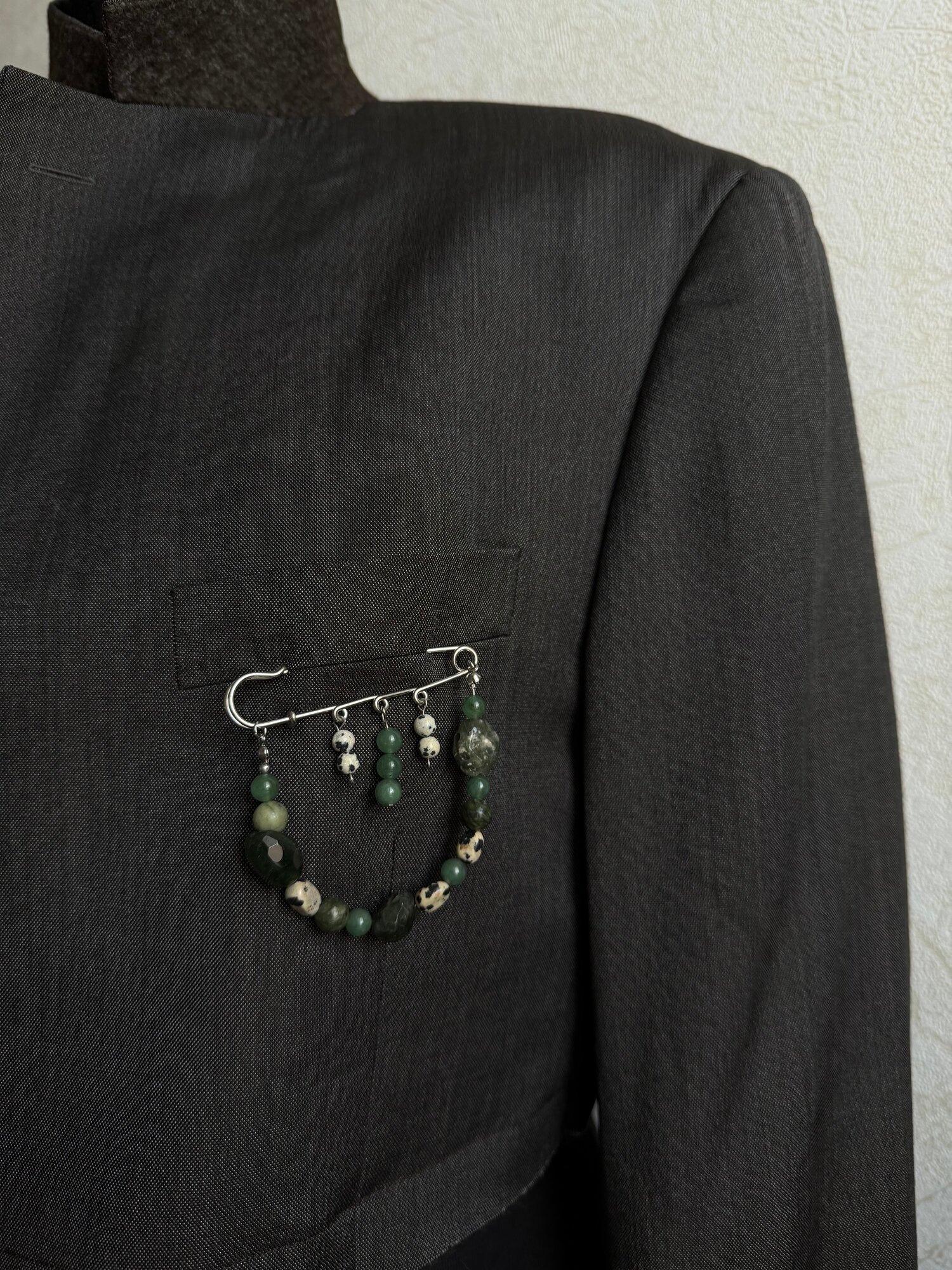 Брошь, нефрит, яшма