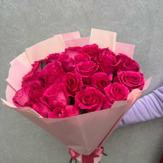 Букет из двадцати пяти роз высотой 60 сантиметров сорта пинк флойд