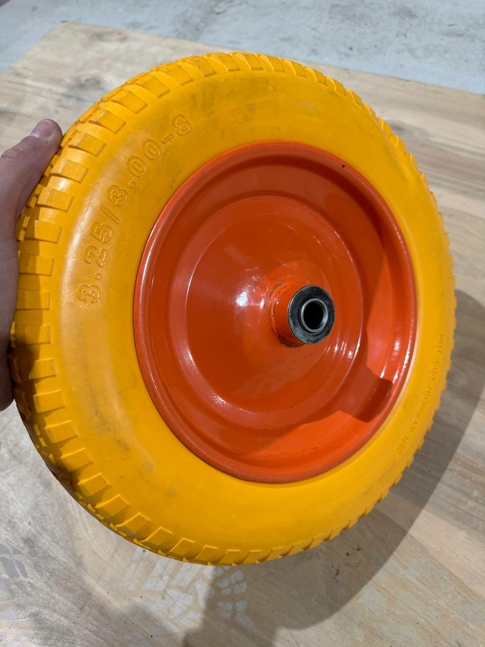 Колесо для тачки садовой строительной PU1301, 13*3,25-8 16/90мм диск сварной оранжевый, полиуретановое