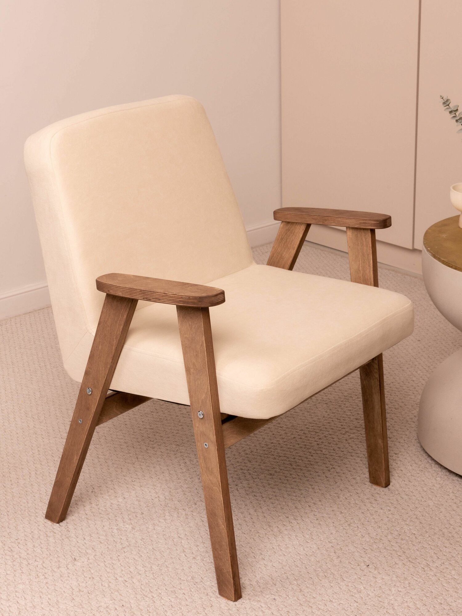 Кресло мягкое для дома и дачи Галант на высоких деревянных ножках с подлокотниками