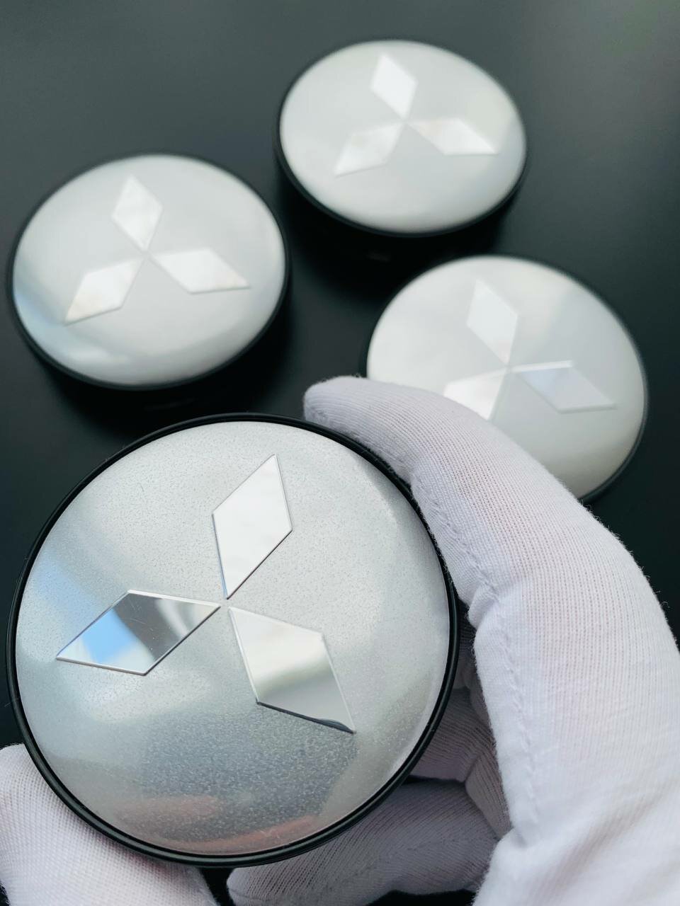 Ступичные заглушки на колесные диски Митсубиси 60/56мм 4шт. Колпачки на диски Mitsubishi 60мм серебро