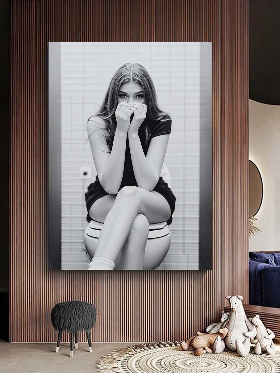 Картина на стену для интерьера - "Красивая девушка в туалете, для уборной комнаты, ванной, черно белая" , 30х40 см.