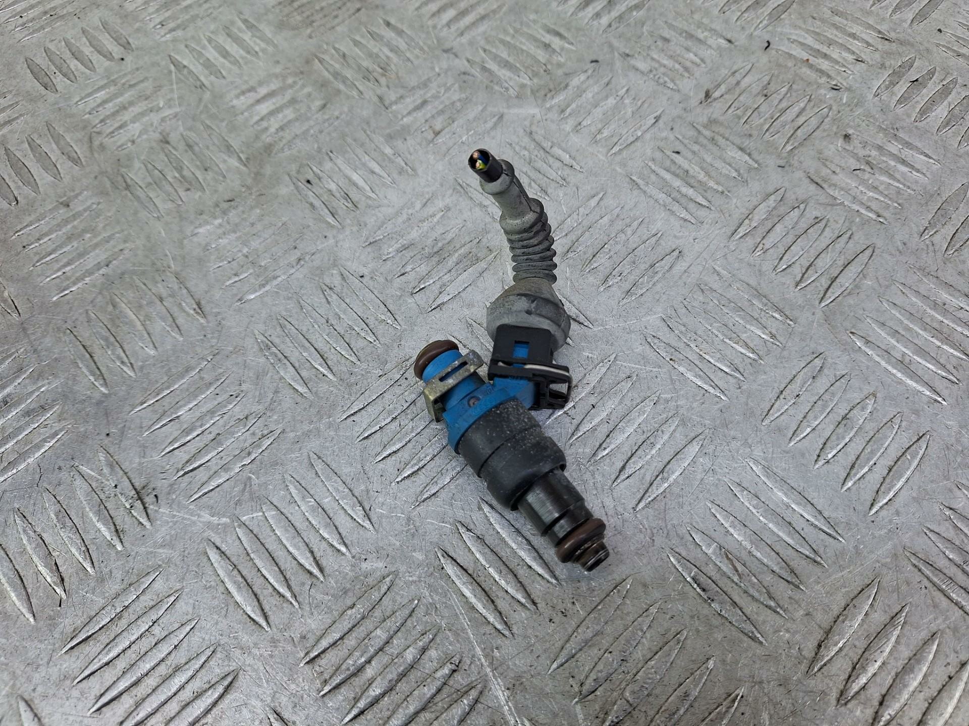 Форсунка топливная Audi A4 B5 1997 06B133551