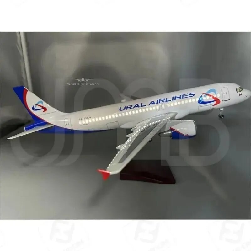 Сборная модель самолета Airbus A320neo Ural Airlines 1:80, длина около 47 см, с подставкой — фото 1