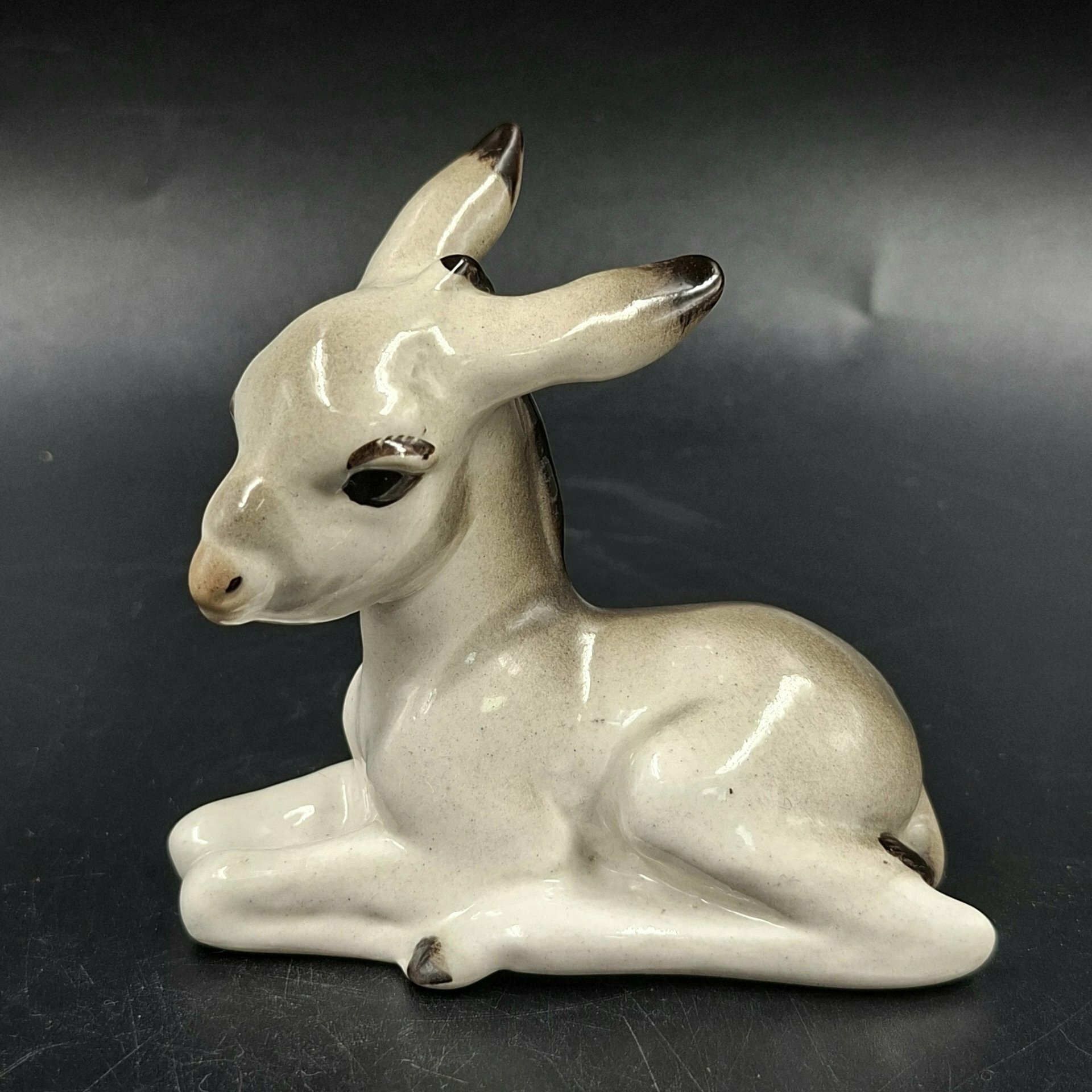 Статуэтка "Ослик лежащий", скульптор П. П. Веселов, фарфор, роспись, аэрография