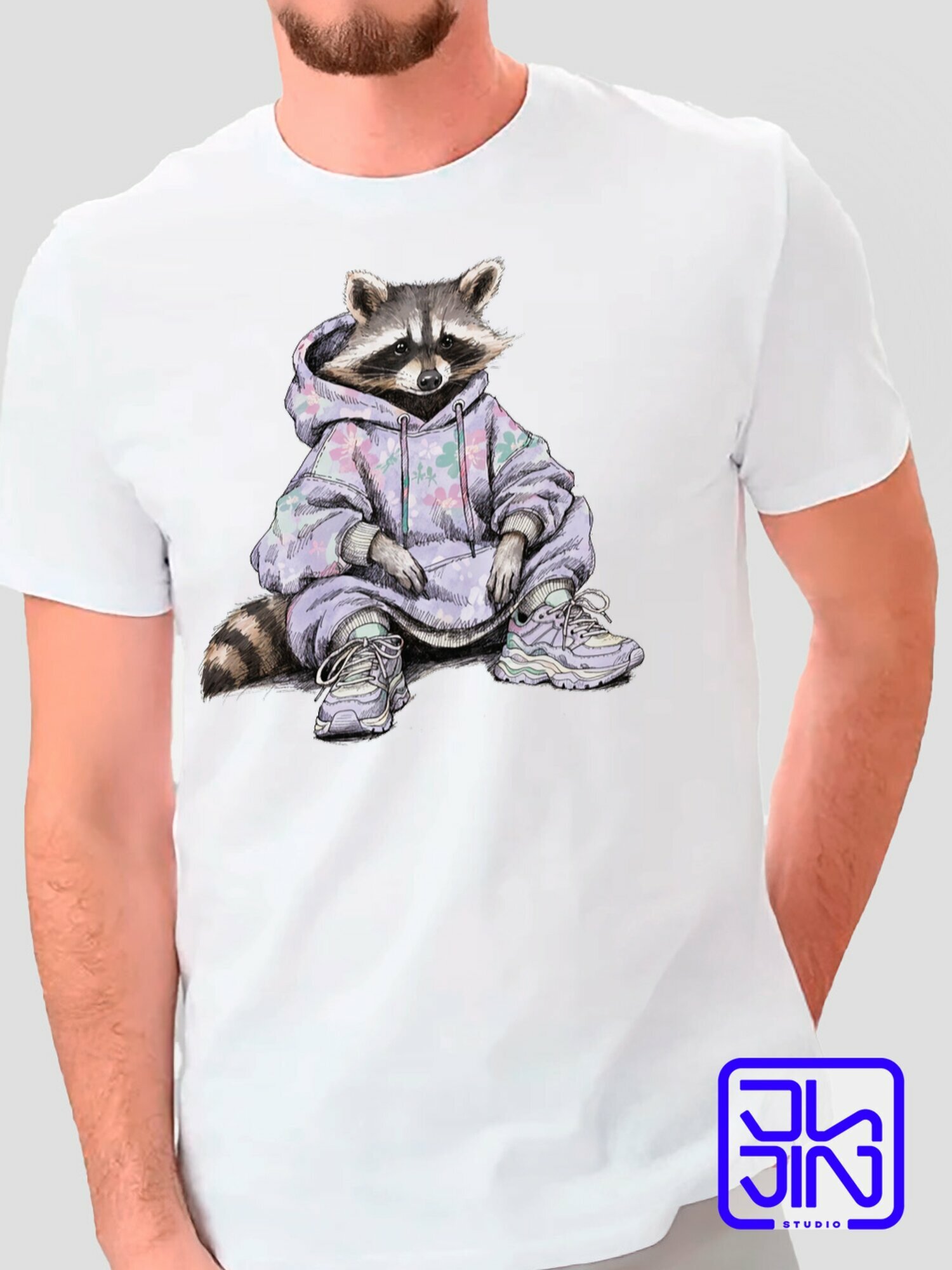 Футболка классическая мужская с авторским принтом Енот в сиреневом, лиловом худи и уличных, хайповых кроссовках сидит стильно, белый хлопковый трикотаж с прикольным рисунком на груди