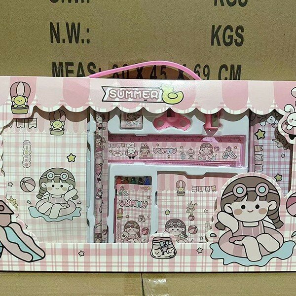 Подарки для учеников начальной школы, детские подарки, призы, школьные принадлежности, наборы канцелярских товаров к началу учебного года, подарочные коробки оптом.