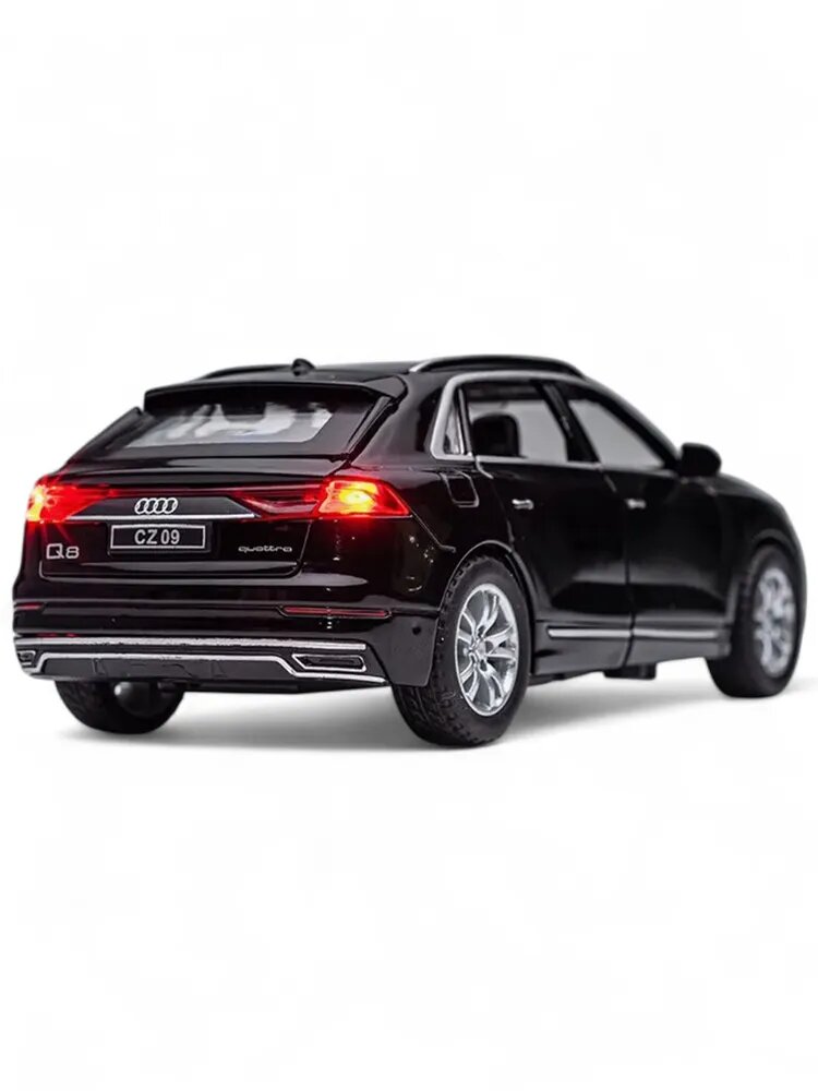 Игрушечная машинка Audi Q8 1:32 Инерционный механизм Звук Свет Открываются двери — фото 1