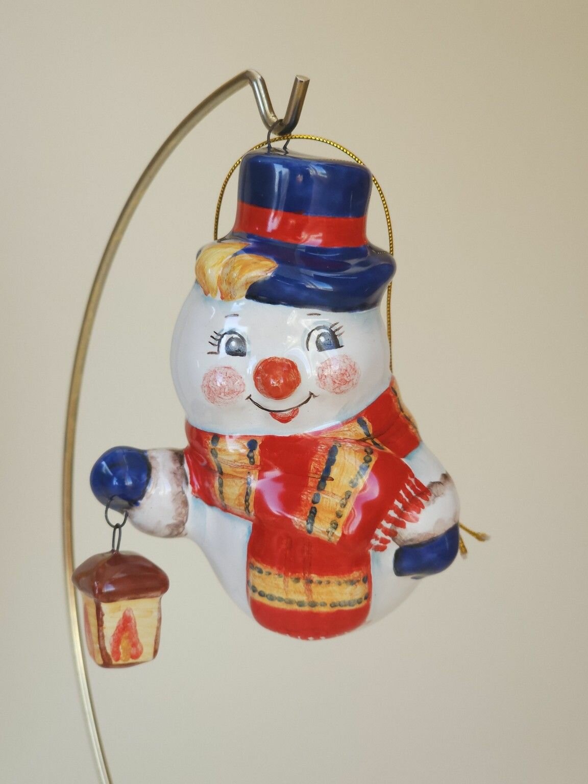 Ёлочная игрушка "Снеговик с фонариком". Ярославская майолика. Керамика ручной работы. Сделано в России.