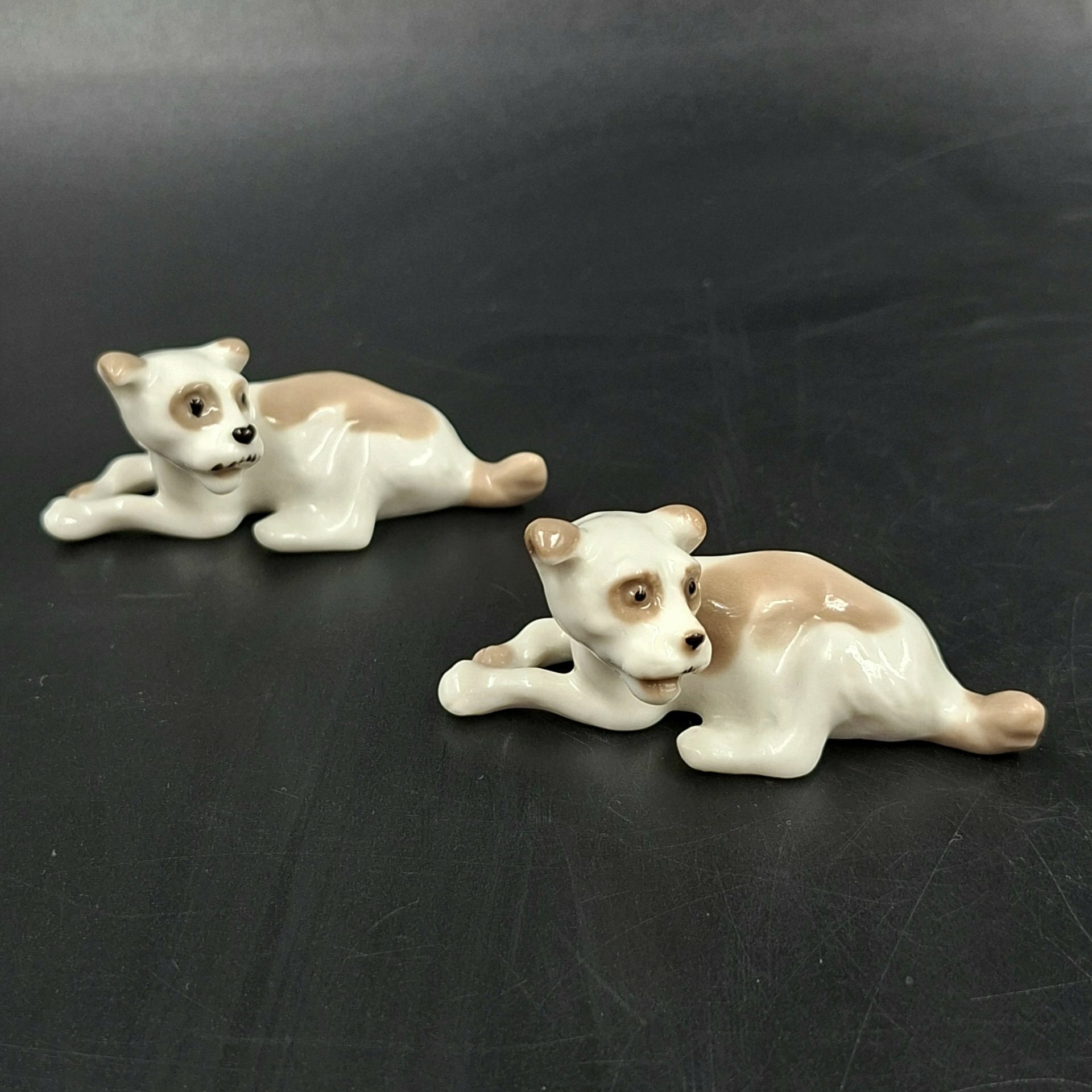 Пара миниатюрных статуэток "Дворняжки", скульптор Н. Е. Муратов, фарфор, роспись