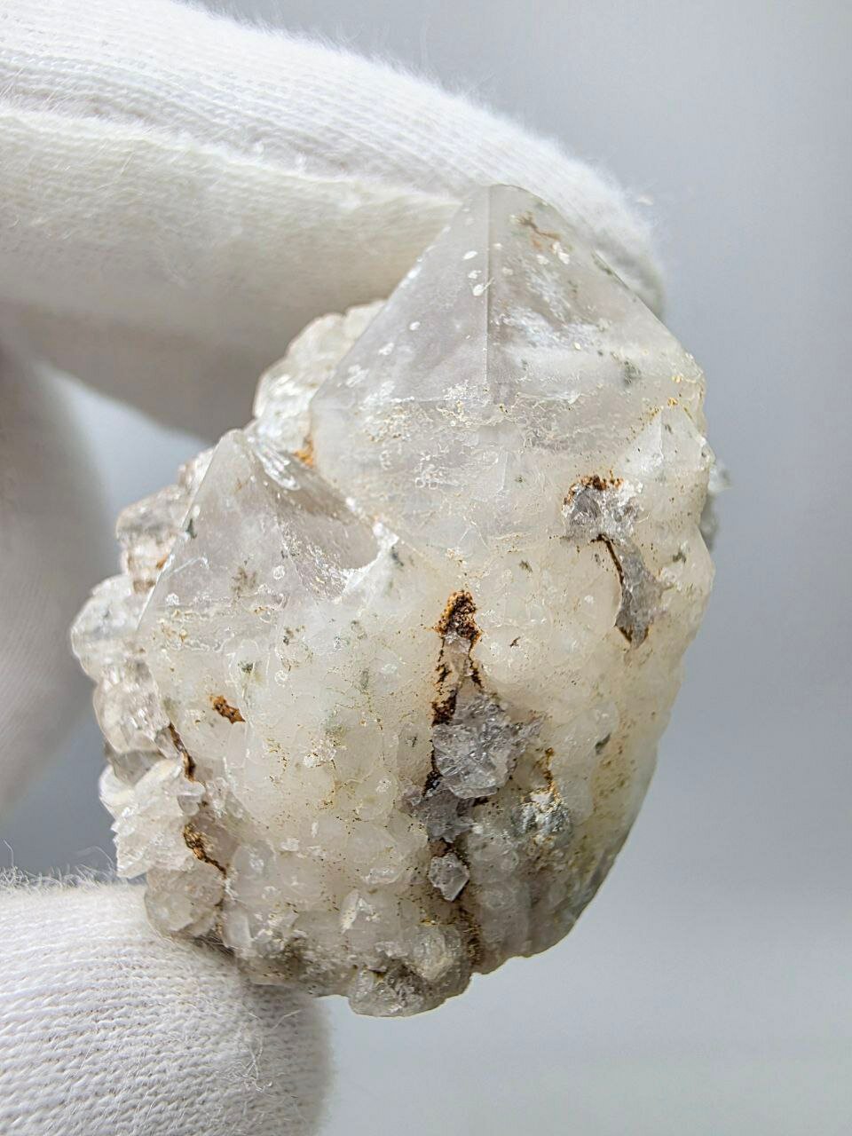 Друза кварца с апофиллитом 43 мм, 47 г.