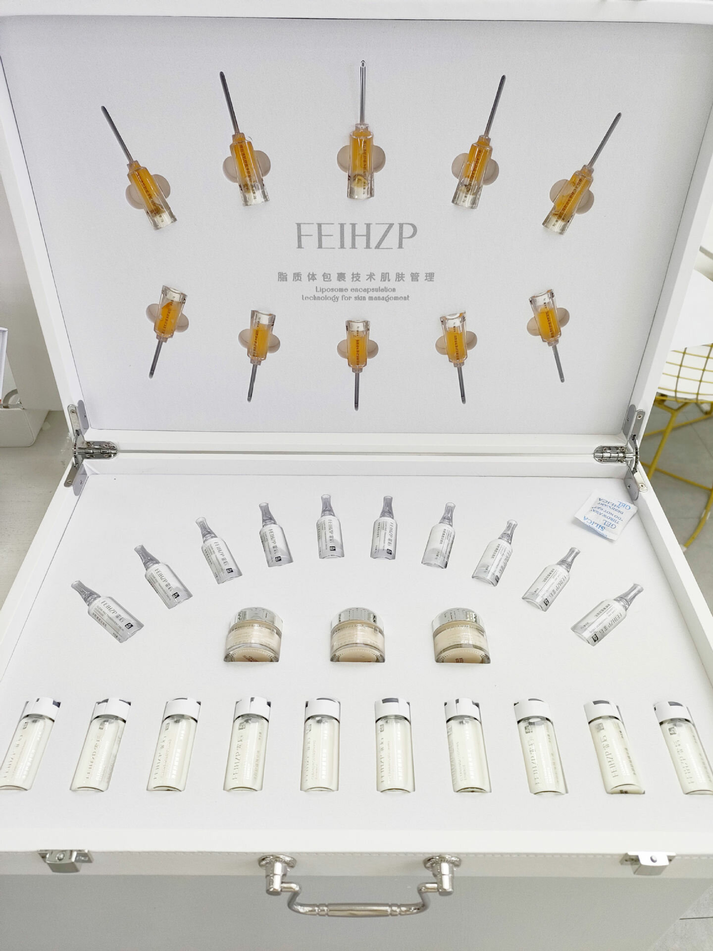 Набор для ухода за лицом Huaxi Bio-Institute недоступен для покупки онлайн. Набор лиофилизированного порошка для ухода и восстановления кожи предназначен исключительно для использования в больницах.