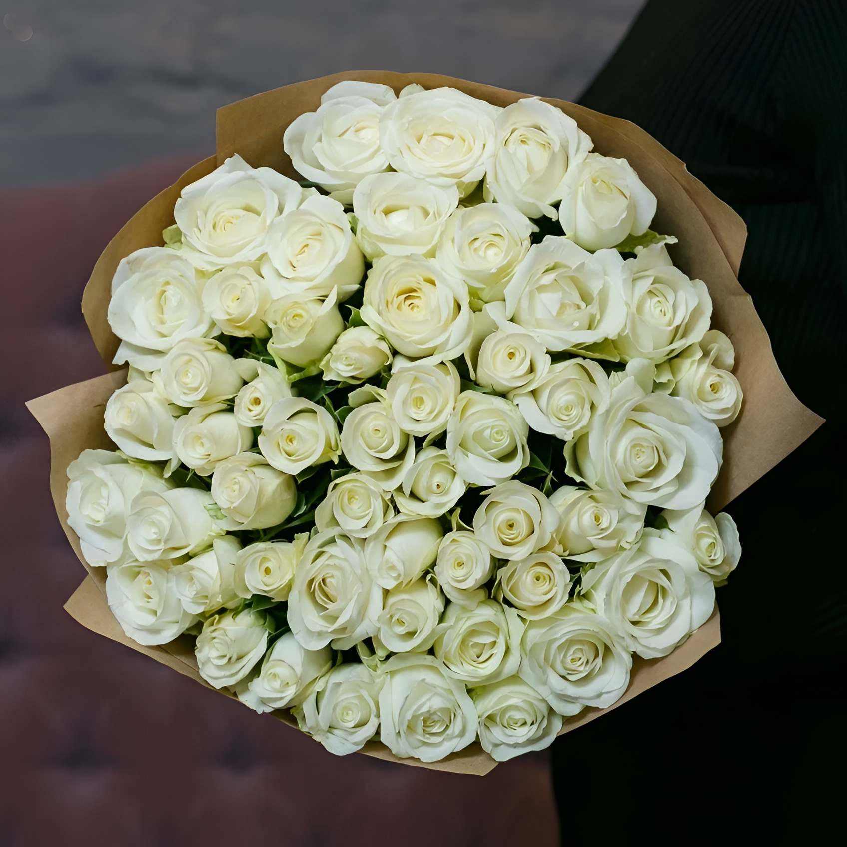 Монобукет из 45 белых роз в крафте. Для самых близких с любовью.