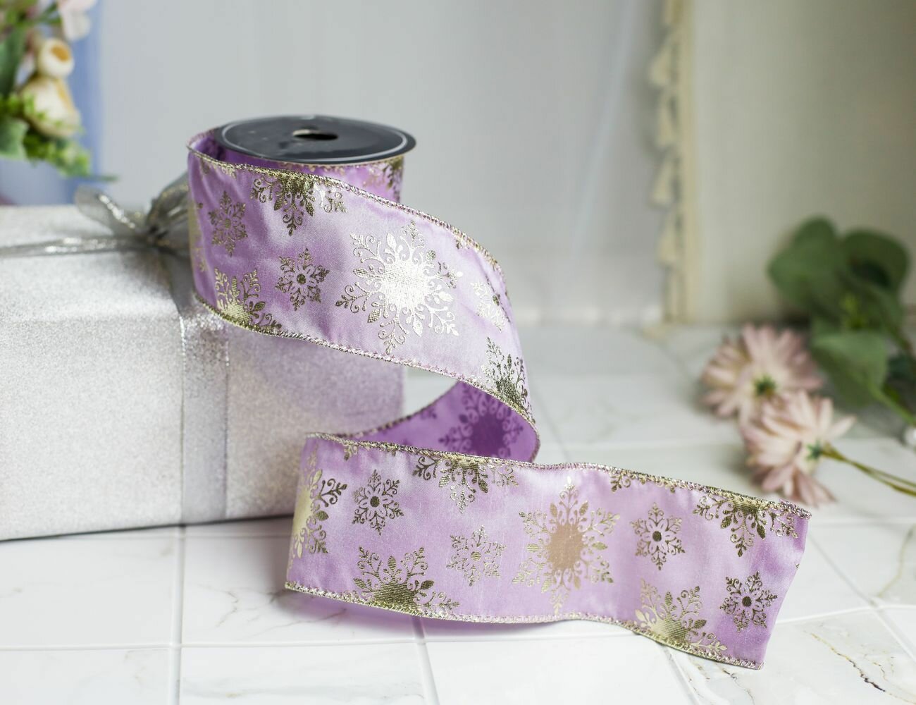 Лента для декорирования изящная: снежинки, сиреневая, 6x270 см, Kaemingk 440110-2