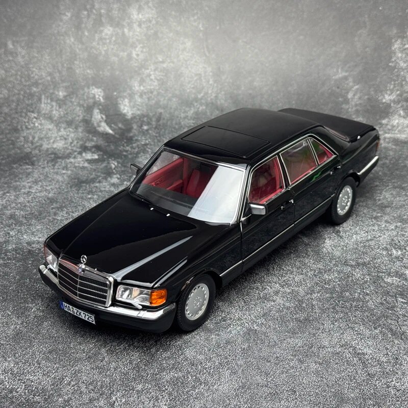 Модель автомобиля NOREV 1/18 BZ 560SEL W126