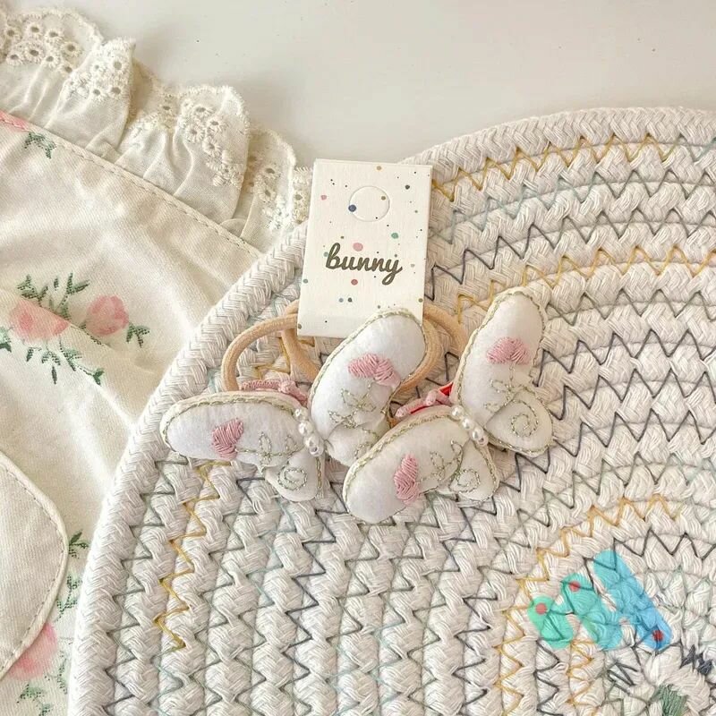 Детская заколка с вышитым бантом