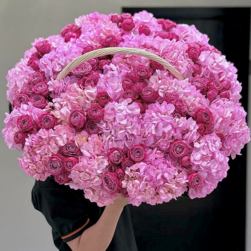 Большая корзина гортензий «Колумбия» +кустовая пионовидная Роза, с доставкой 51 цветок