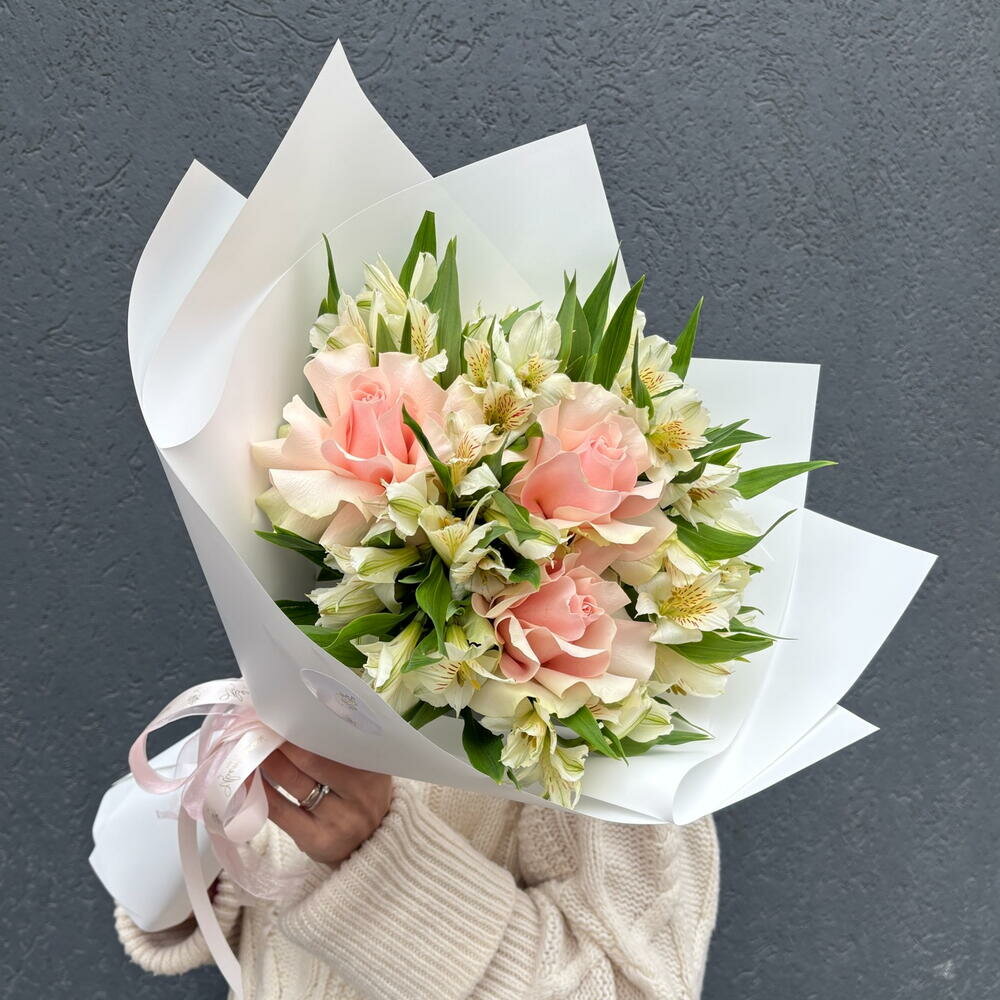 Нежный кремово-розовый букет из альстромерий и французской розы