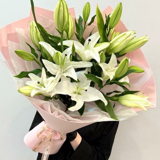 Классический букет из 5 белой голландской лилии в матовой пленке с атласной лентой