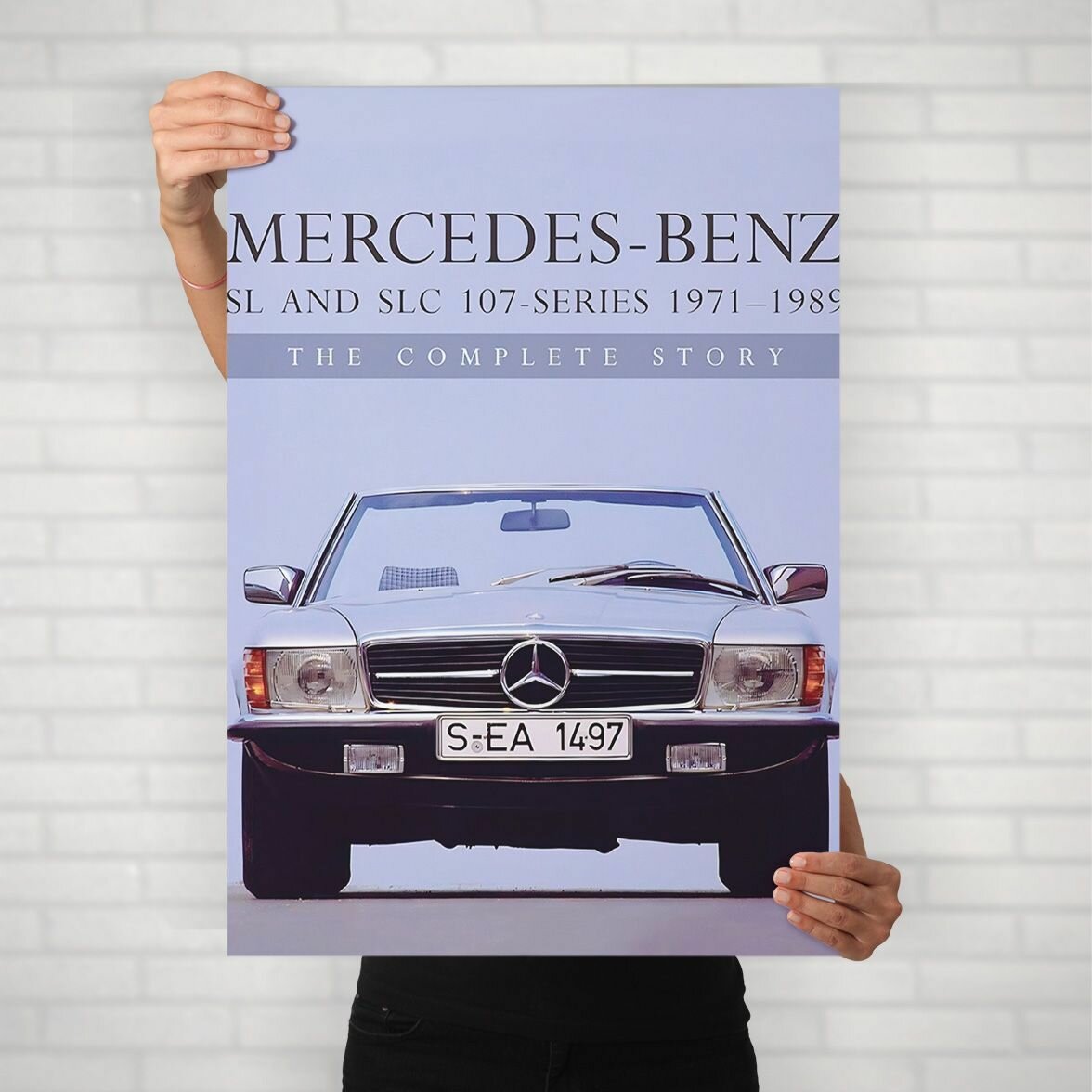 Плакат на стену для интерьера Культовые машины (Mercedes Benz R107 1) - Постер по легендарным и классическим ретро автомобилям формата А1 (60x84 см)
