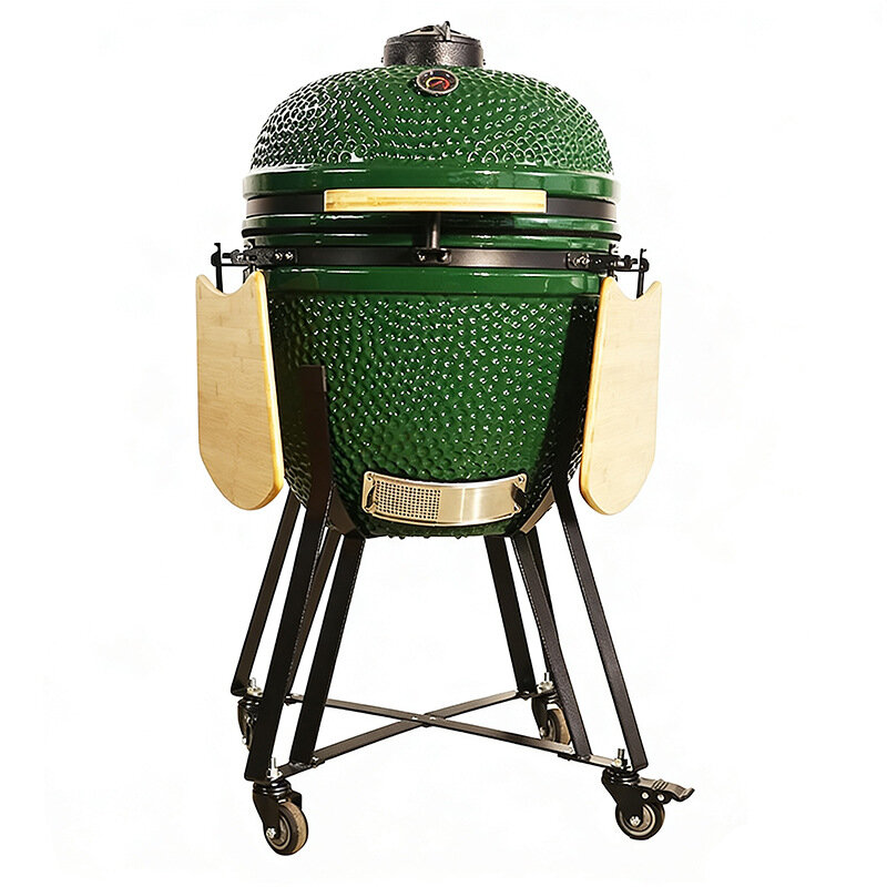 Многофункциональный большой керамический гриль-коптильня Egg Kamado для приготовления стейков на открытом воздухе в ресторане.