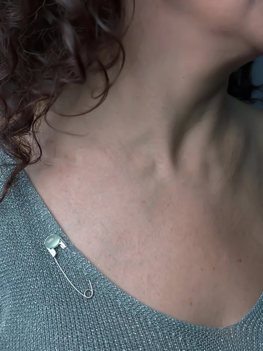 Брошь, серебро, 925 проба, родирование, хризолит