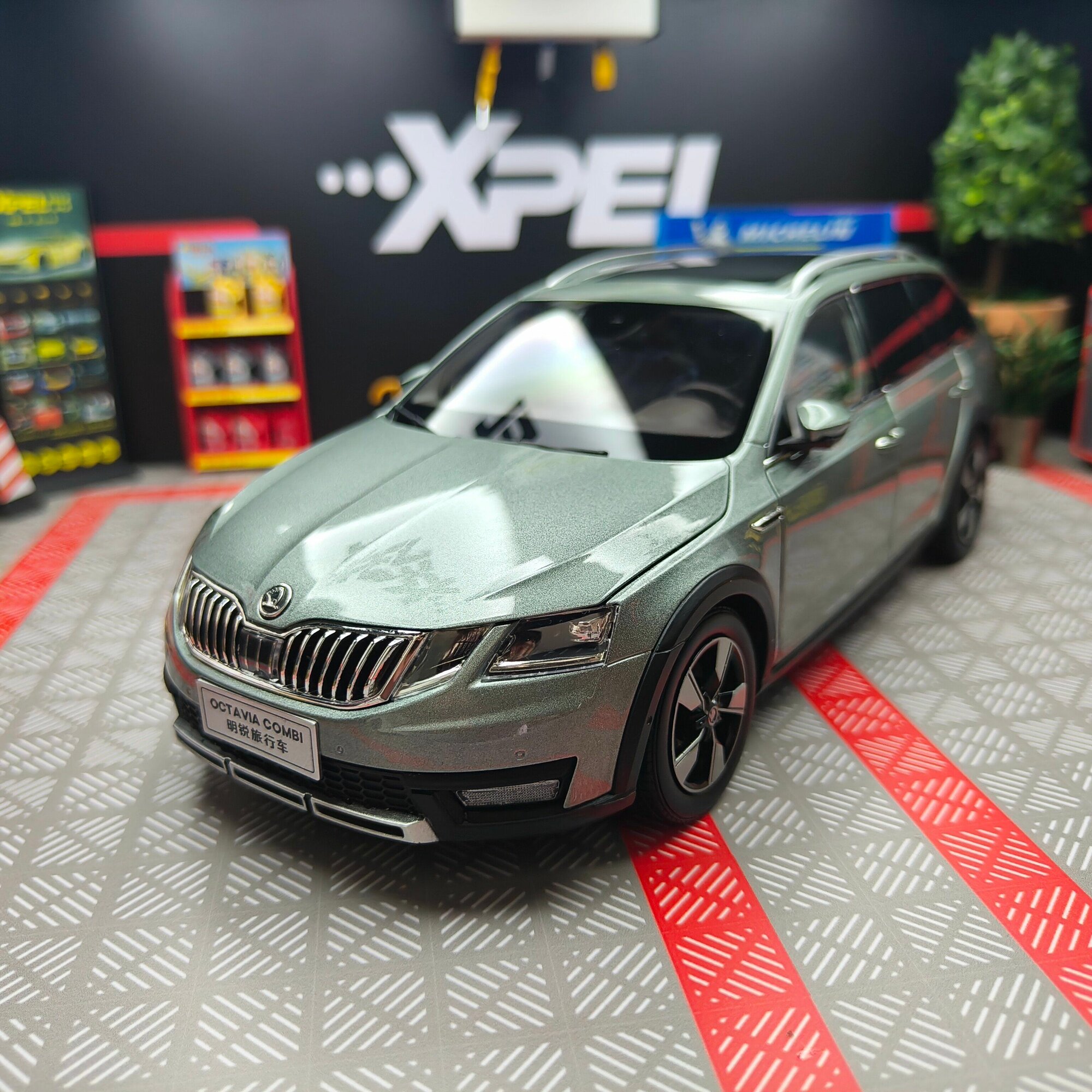 О ригинальная модель SAIC Skoda Octavia Station wagon из сплава 1:18 с полным открыванием дверей
