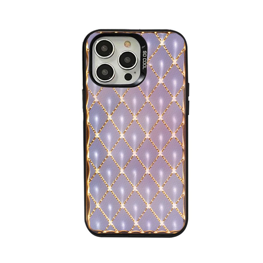 Чехол на Айфон 16 / iPhone 16 чёрный золотыми цепями и ромбами