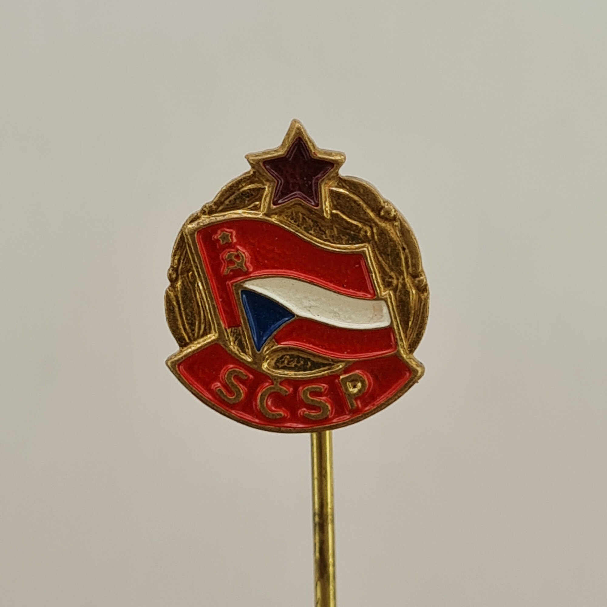 Значок СССР. Флаг с надписью SCSP, звезда и венок, международная тематика. Винтажный значек.