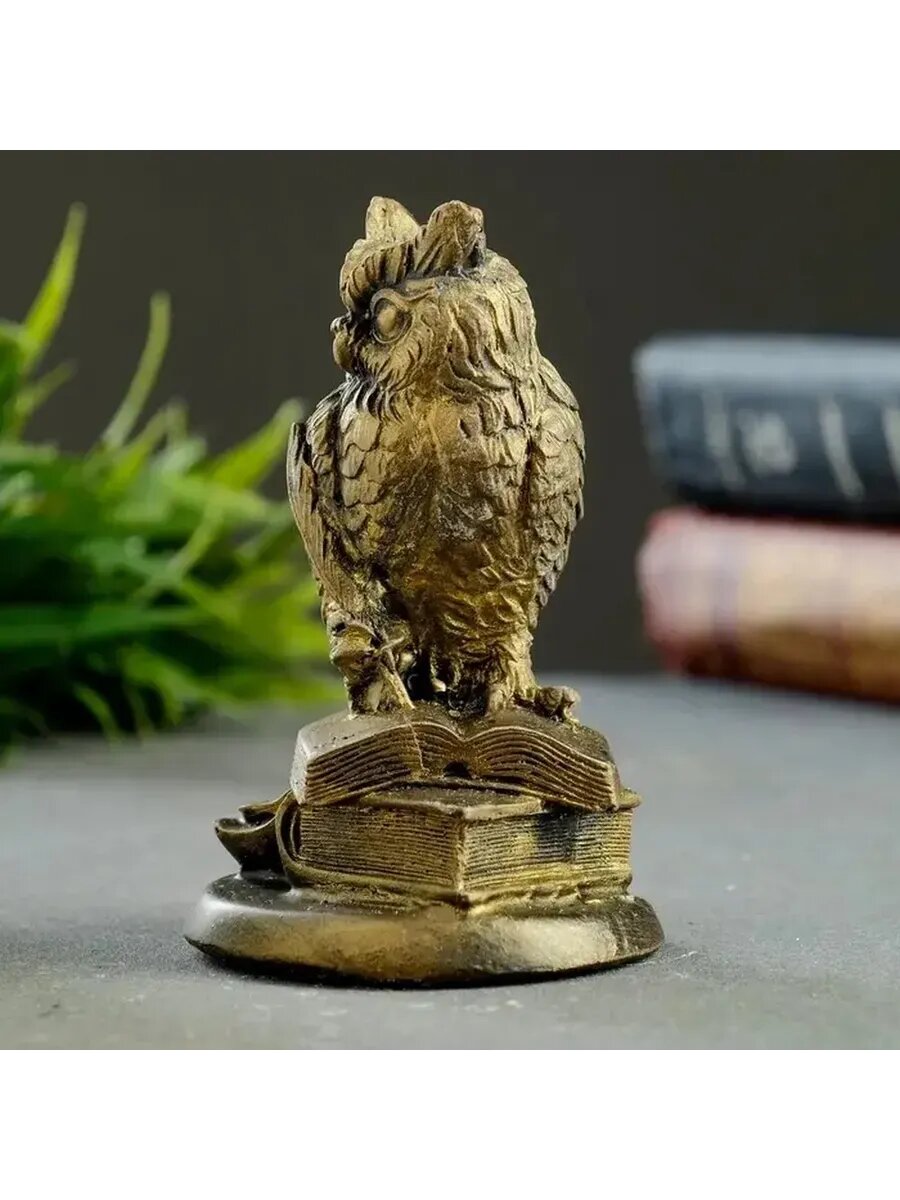 Элегантная фигурка совы на книгах в состаренном золоте