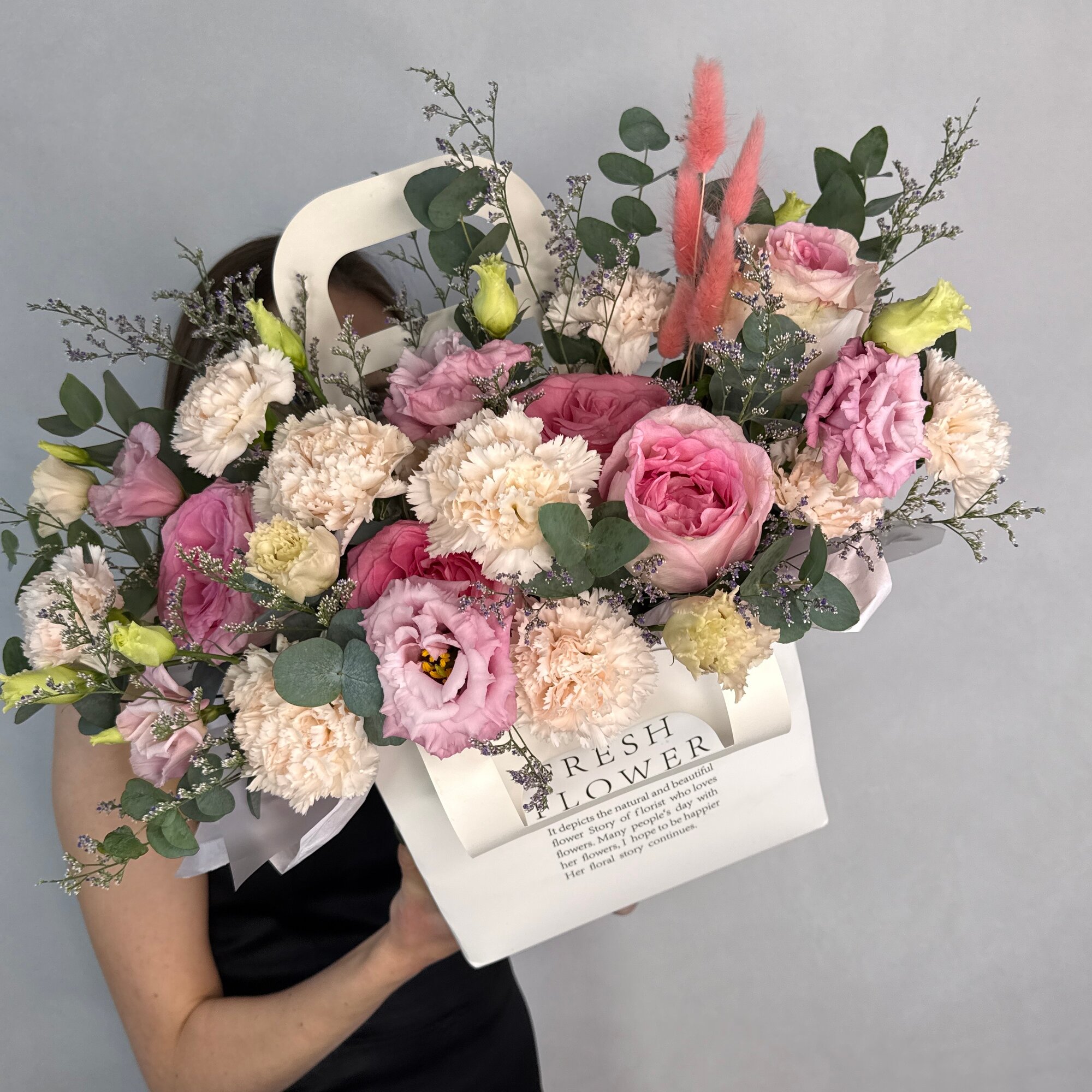 Композиция с розой, эустомой и эвкалиптом в стильной сумочке от FlowerLand