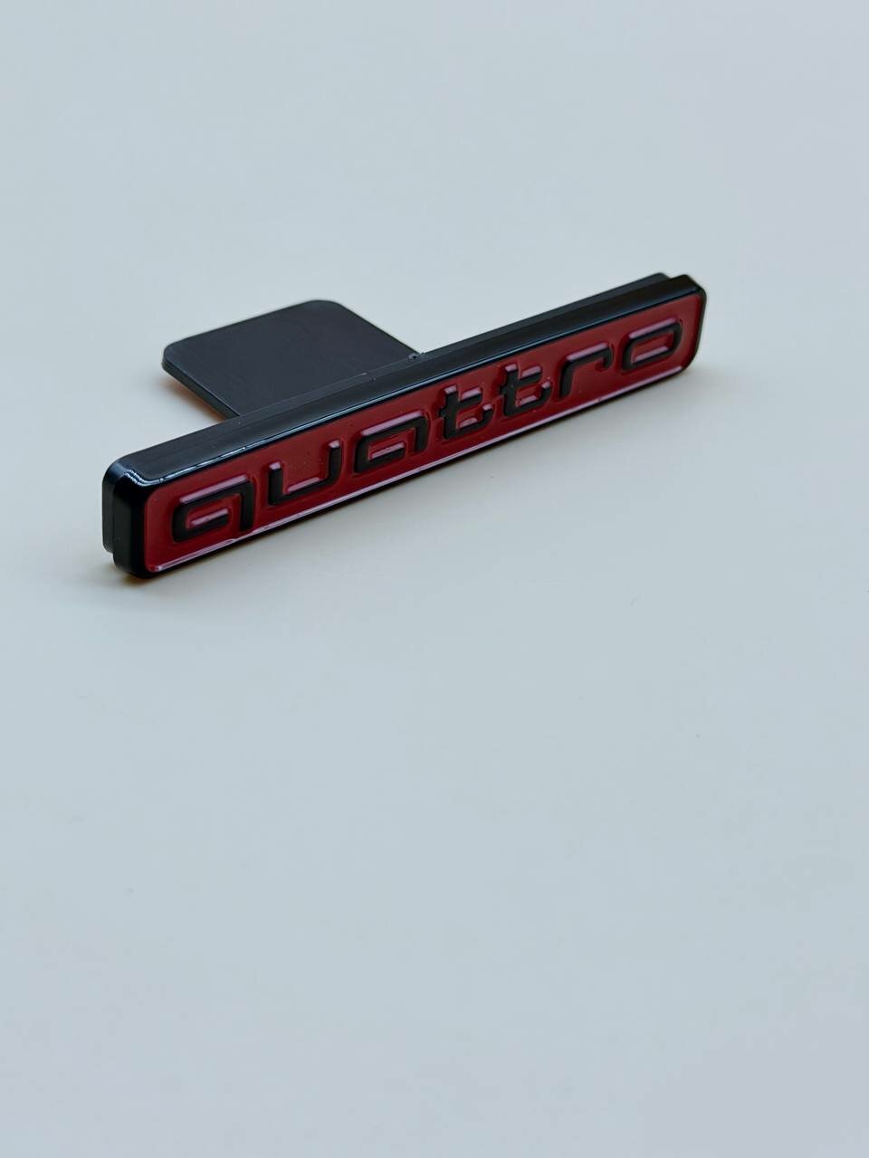 Шильдик Quattro в решётку радиатора для Audi quattro 95х13 мм Red