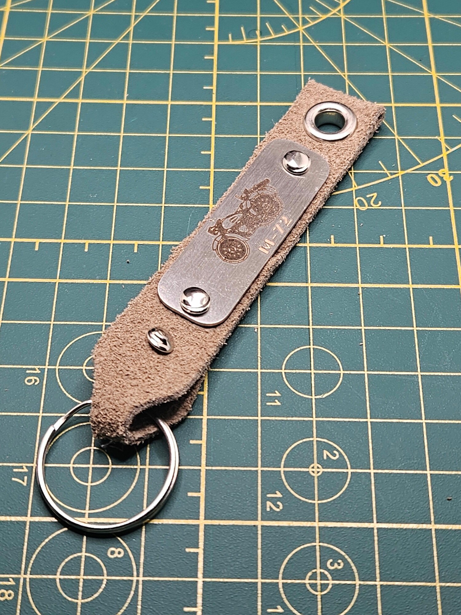 Брелок по мотивам мотоцикла м-72 Урал из натуральной кожи