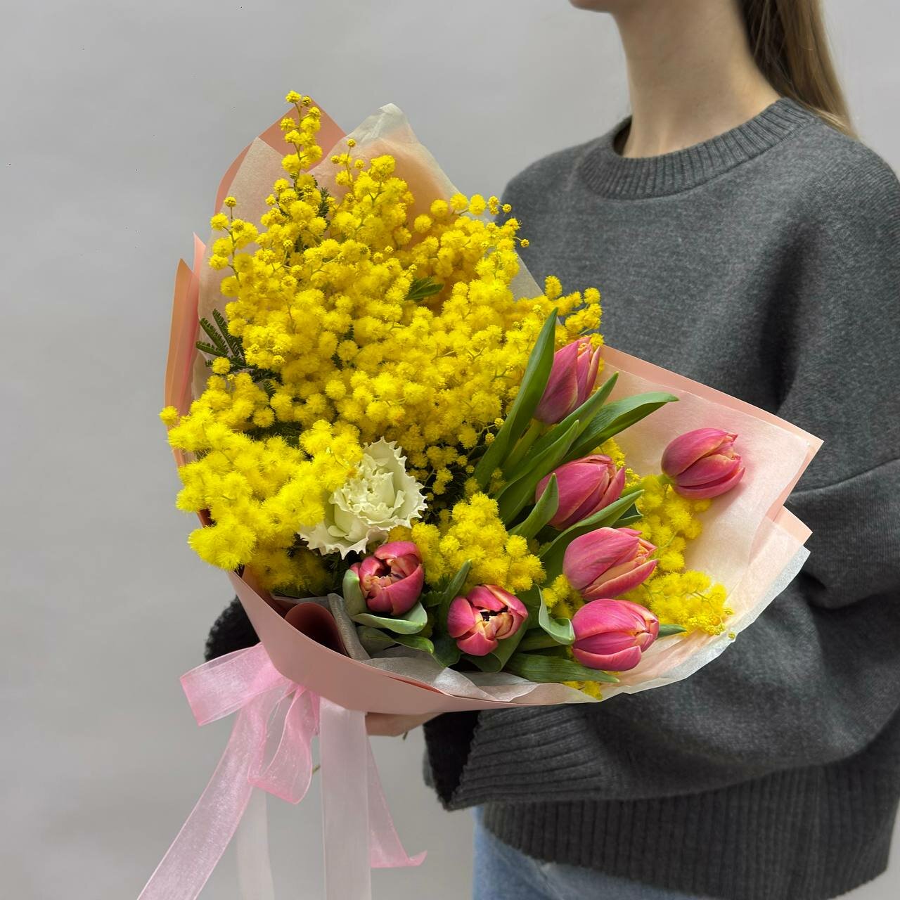 Весенний яркий авторский букет, тюльпан, мимоза, для любимой, 30см.