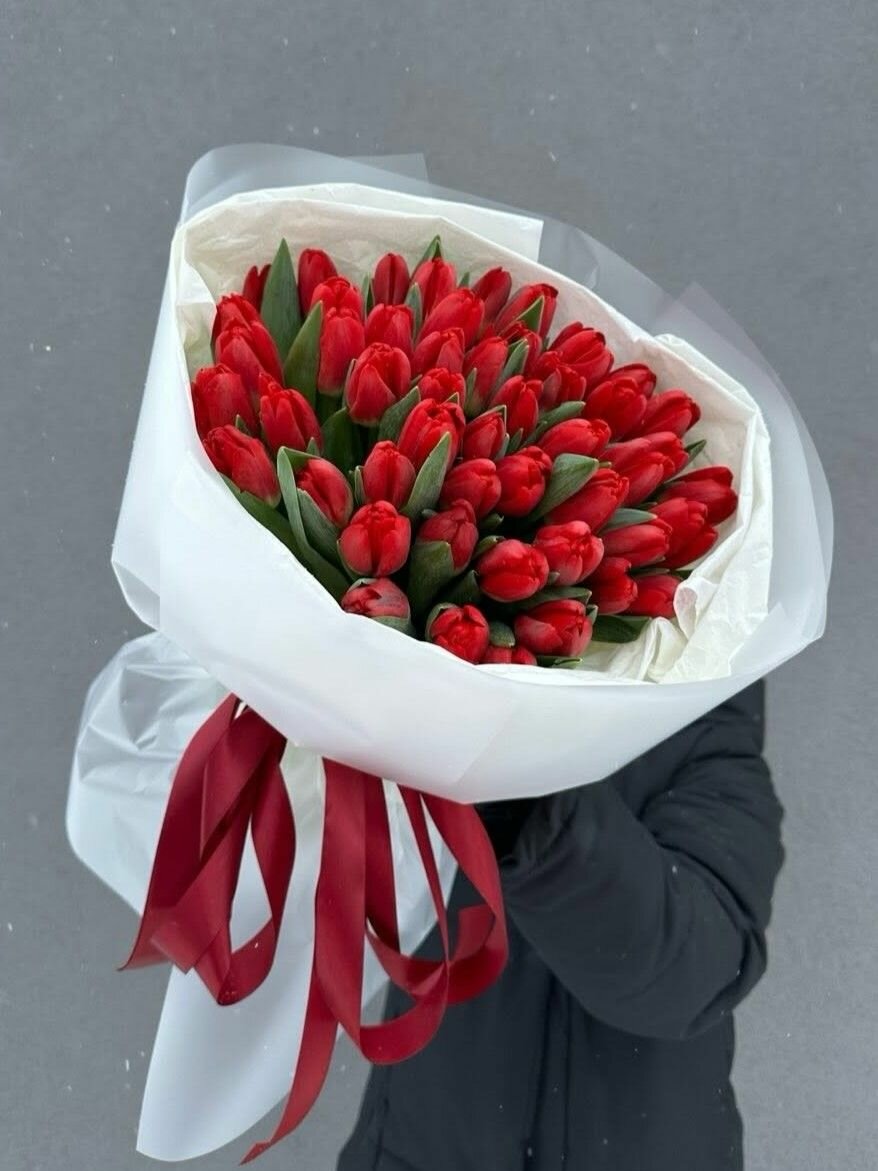 Букет из 51 красного тюльпана