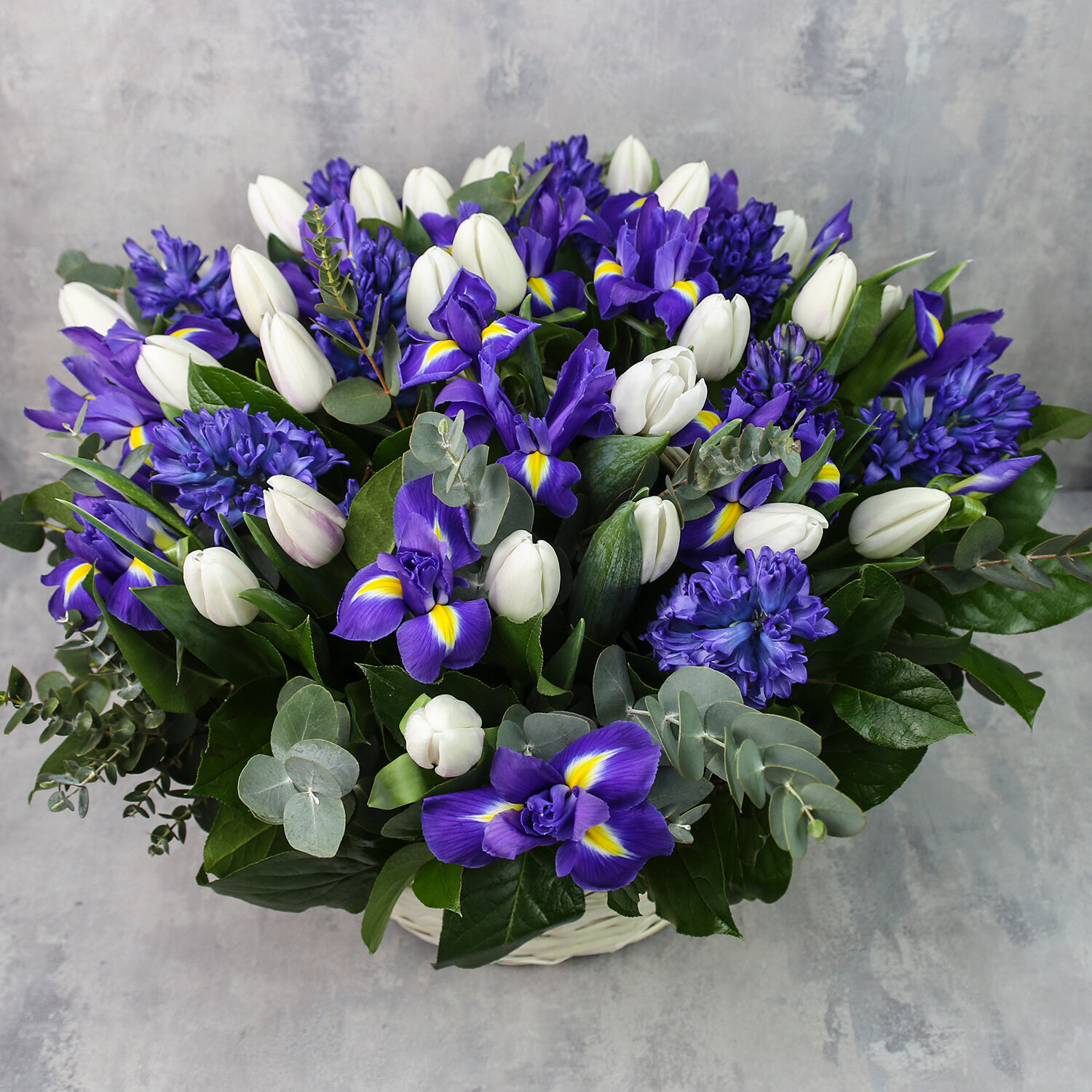 Корзина с цветами «Весенний туман»